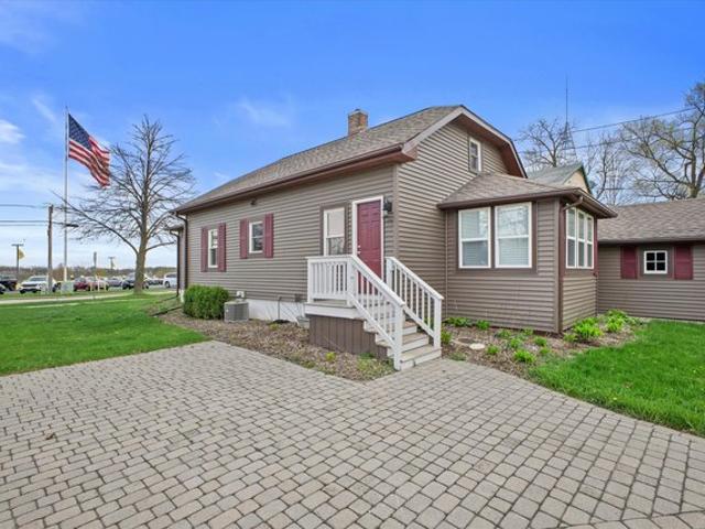 752 S Wells St, Lake Geneva, WI 53147