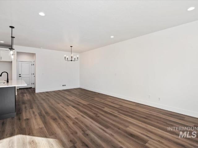 752 S Calhoun Ln