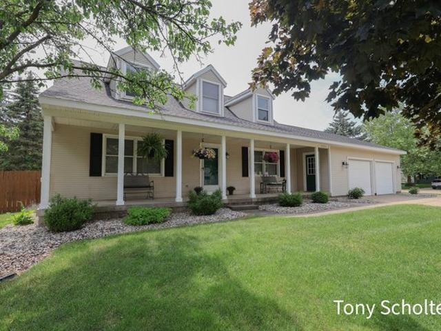 7537 Woodside Dr, Hudsonville, MI 49426