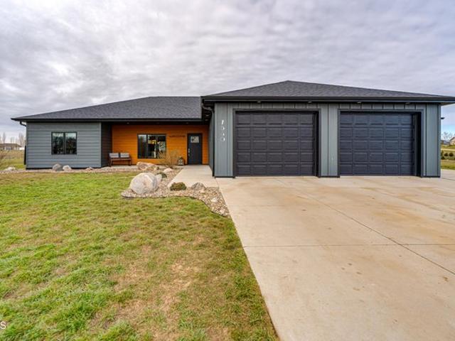 7530 Scenic Hills Rd, Bismarck, ND 58503