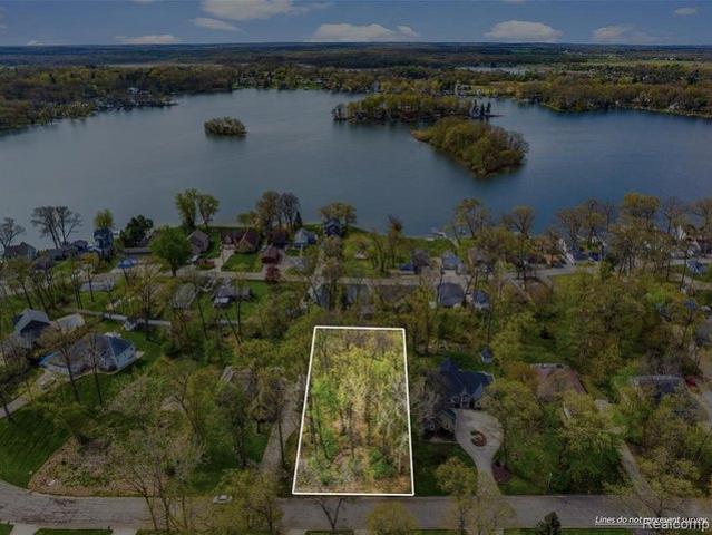 7531 Kovacs Dr, Argentine, MI 48451
