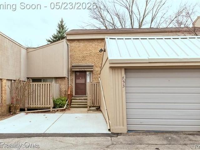 753 Oak Brook Ridge Dr, Rochester Hills, MI 48307