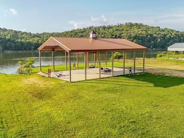 753 River Front Dr, Clifton, TN 38425