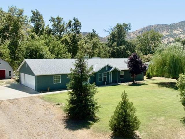7557 Live Oak Dr, Sanger, CA 93657