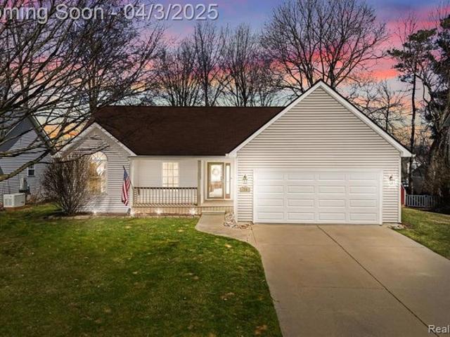 755 1st St, Fenton, MI 48430