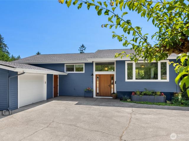 7563 NE Emerald Way