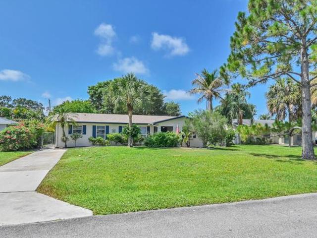 7572 Overlook Dr, Lake Worth, FL 33467