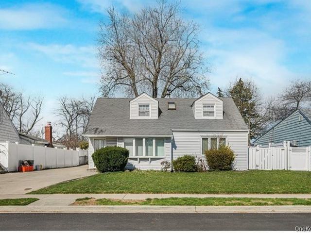 758 Wyngate Dr, Valley Stream, NY 11580