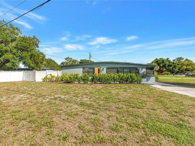 7599 Meadowlawn Dr N, Saint Petersburg, FL 33702