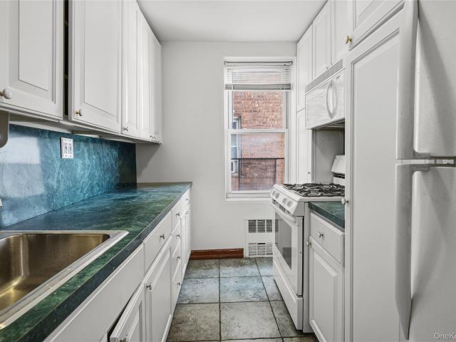 75 10 Yellowstone Boulevard, Unit 5L