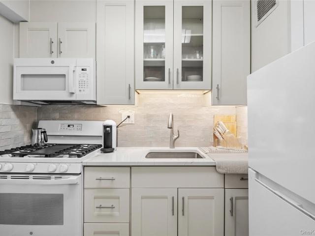 75 10 Yellowstone Boulevard, Unit 2H