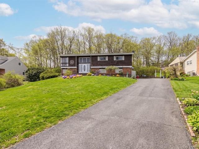 75 Tennyson Dr, Nanuet, NY 10954
