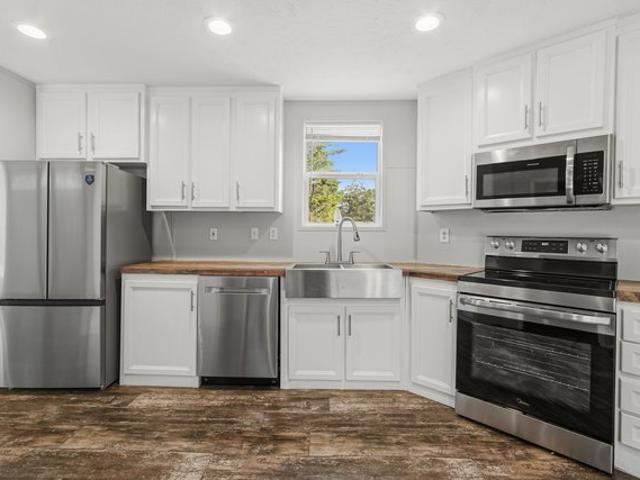 75 W Fernwood Ct, Defuniak Springs, FL 32433