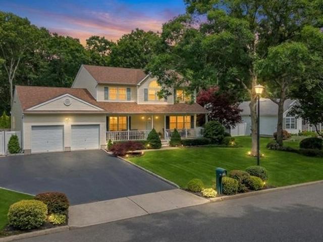 75 Apple Ln, Medford, NY 11763