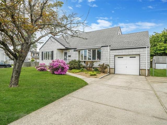 75 Barnum St, West Babylon, NY 11704