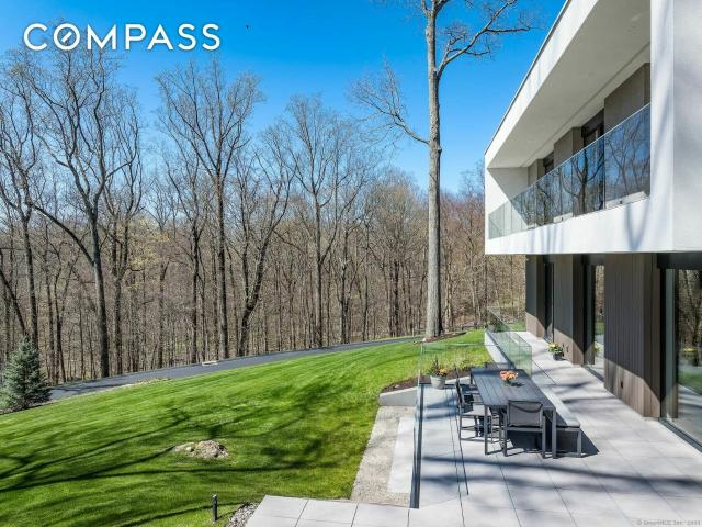 75 Campbell Dr, Stamford, CT