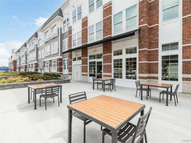 75 E Hoffman Avenue 4064