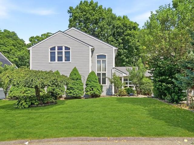 75 Glen Forest St, Thornwood, NY 10594