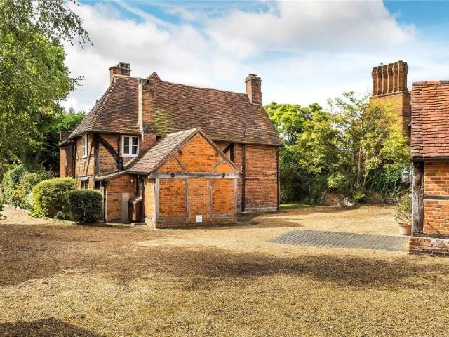 75 High Street, Woking GU21 5 bed detached house to rent £5,500 pcm £1,269 pw