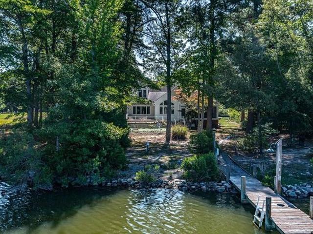 75 Lagrange Ave, Kilmarnock, VA 22482