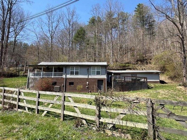 75 Lemon Dr, Jenkins, KY 41537