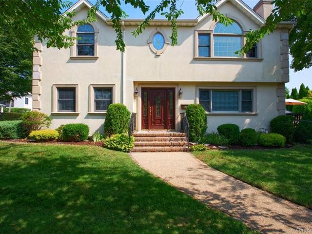 75 Maple St, Roslyn Heights, NY 11577