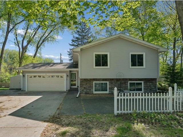 75 Pleasant Ln E, Excelsior, MN 55331