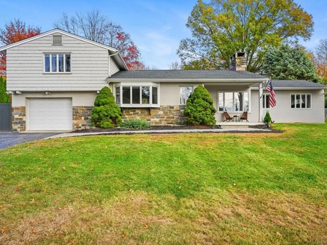 75 Roosevelt Dr, Trumbull, CT 06611