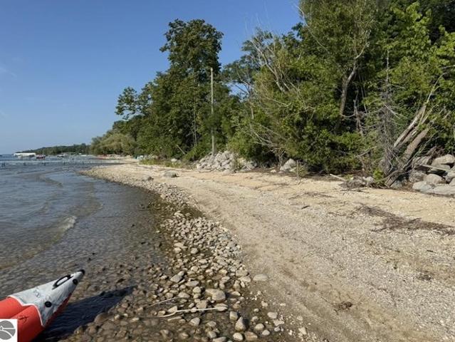 7608 Peninsula Rd, Traverse City, MI 49686