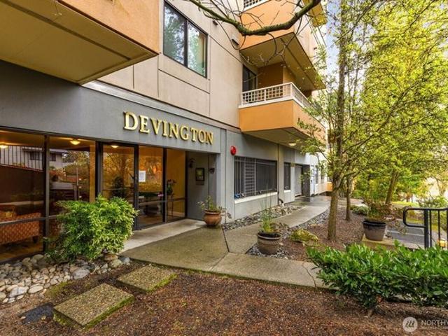 7600 SE 29th St Apt 311, Mercer Island, WA 98040