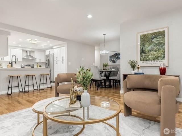 7600 SE 29th St Apt 311, Mercer Island, WA 98040