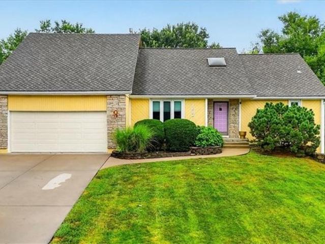 7602 Parkhill St, Shawnee, KS 66216