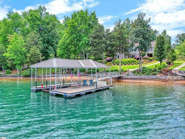760 Woods Edge Dr, Seneca, SC 29672