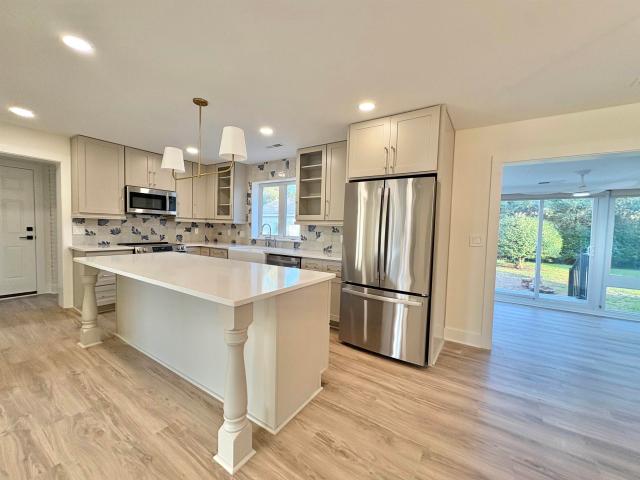 7616 Glenwood Dr