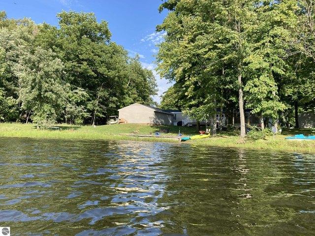 7610 Windoga Lake Dr, Weidman, MI 48893