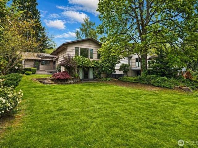 7611 NE 8th St, Medina, WA 98039