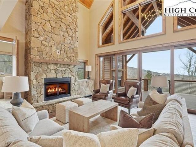 761 Foxfire Dr, Banner Elk, NC 28604