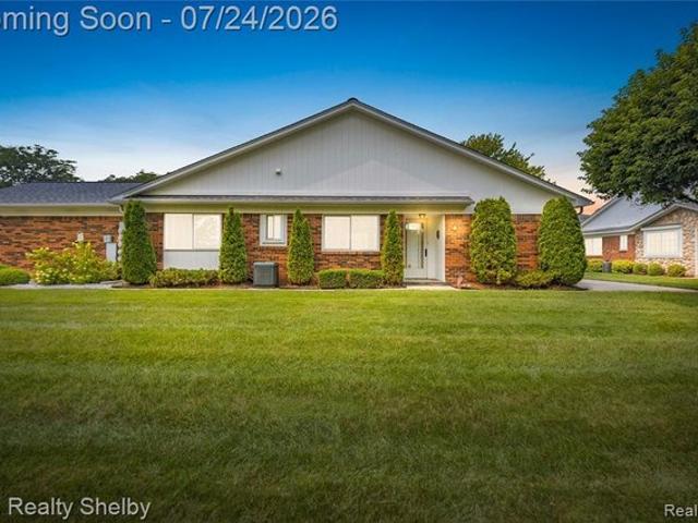 762 Country Club Dr Unit 60, Saint Clair Shores, MI 48082