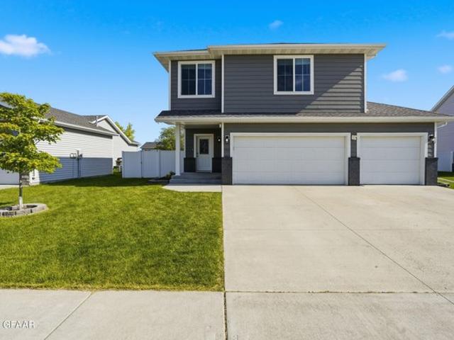 762 Cedar Burls Dr, Grand Forks, ND 58201