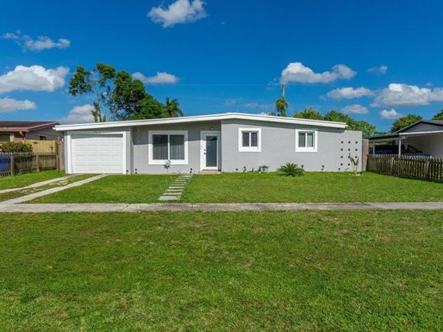 762 Gardenia Dr, Royal Palm Beach, FL 33411