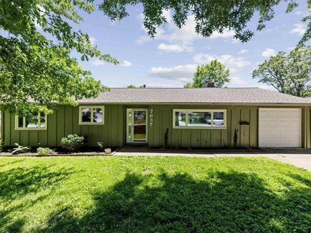 7637 Colonial Dr, Prairie Village, KS 66208