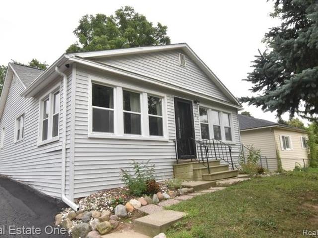763 S Winding Dr, Waterford Township, MI 48328
