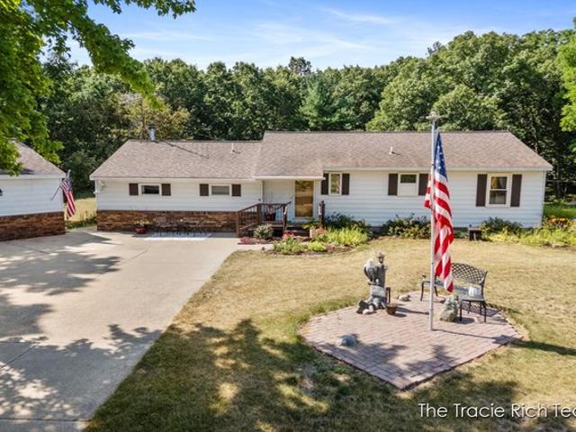 7640 9 Mile Rd NE, Rockford, MI 49341