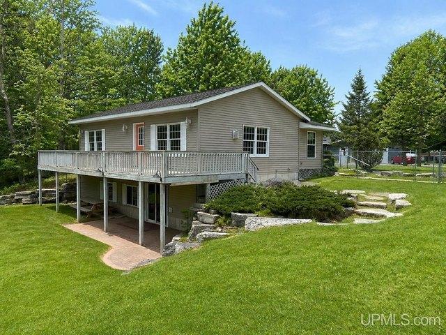 7643 W Rivers Bend Dr, Manistique, MI 49854