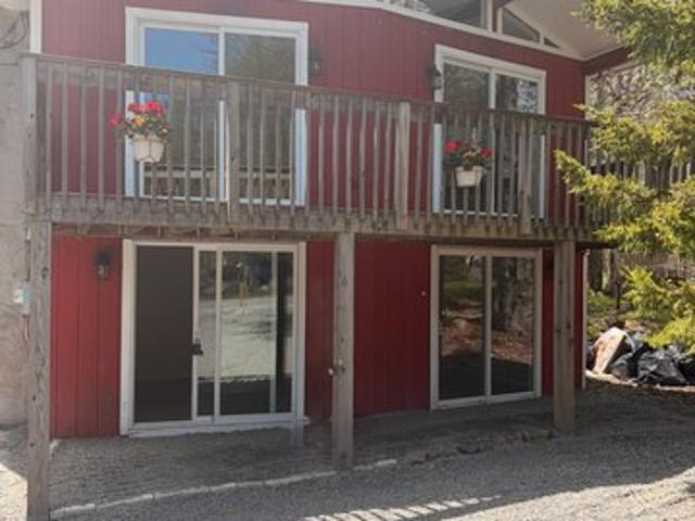 765 Country Place Dr, Tobyhanna, PA 18466