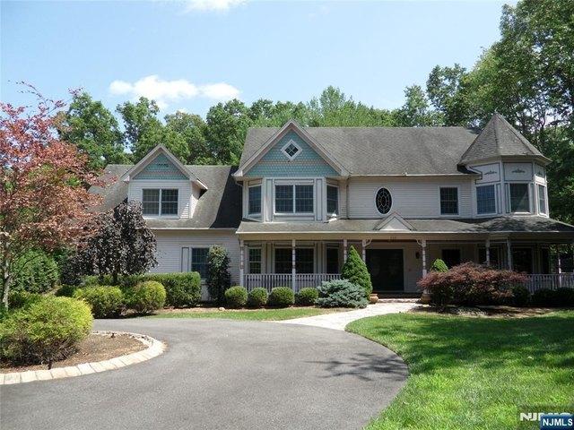 765 Colonial Rd, Franklin Lakes, NJ 07417