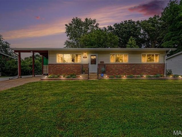 765 Kostka Ln, Florissant, MO 63031