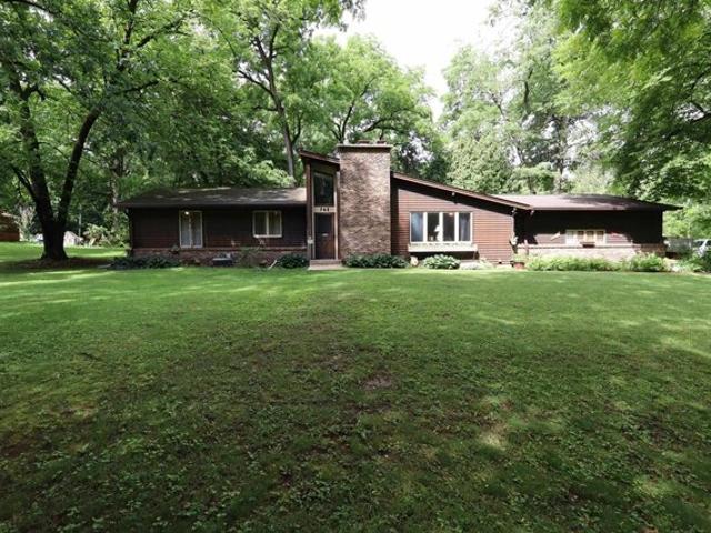 765 Lakewood Dr, Rockford, IL 61102