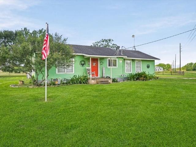 765 Norcross Rd, Wallis, TX 77485