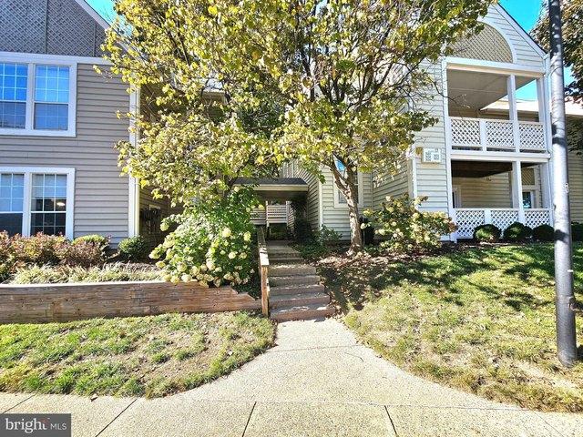 7660 Willow Point Dr, Falls Church, VA 22042